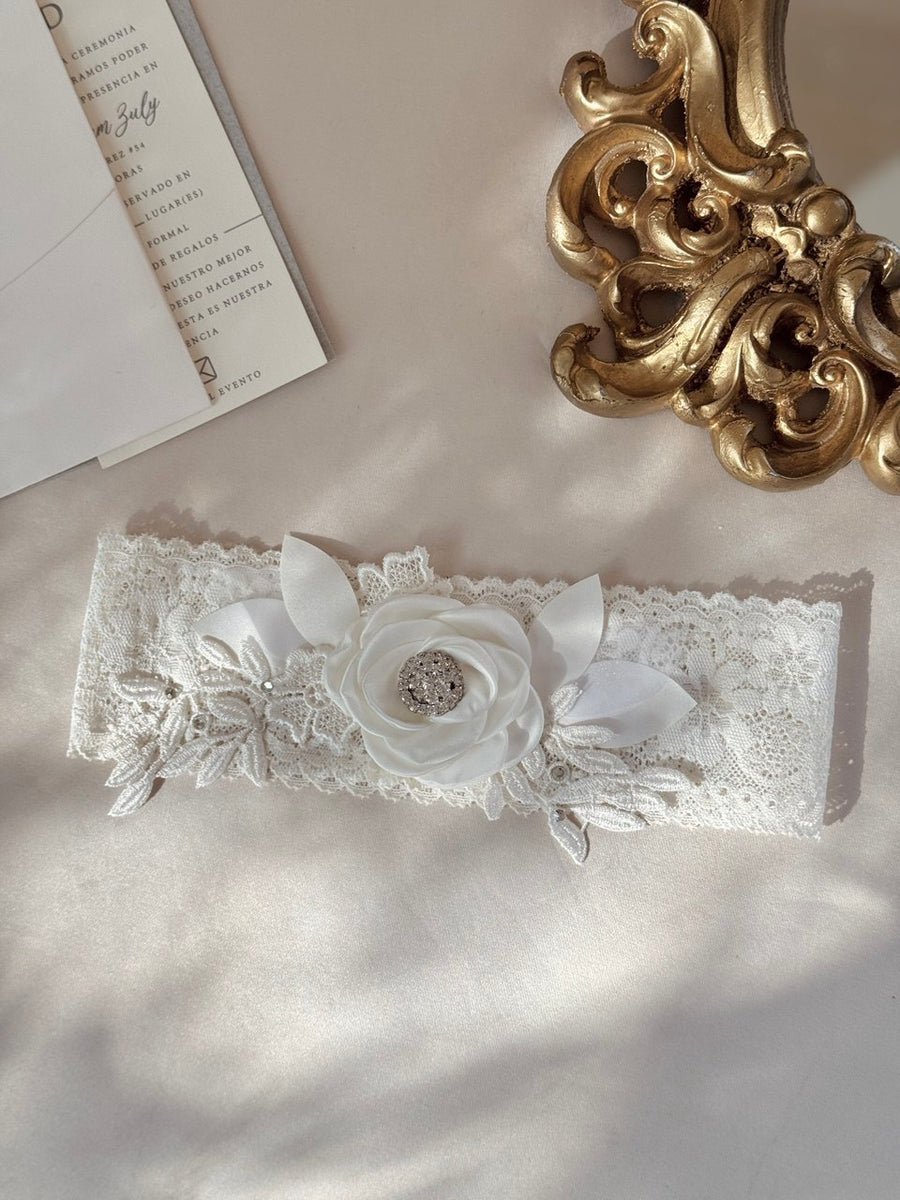 Liga de Novia Clover en Encaje Colombiano con Lindas Flores de Chifón ...