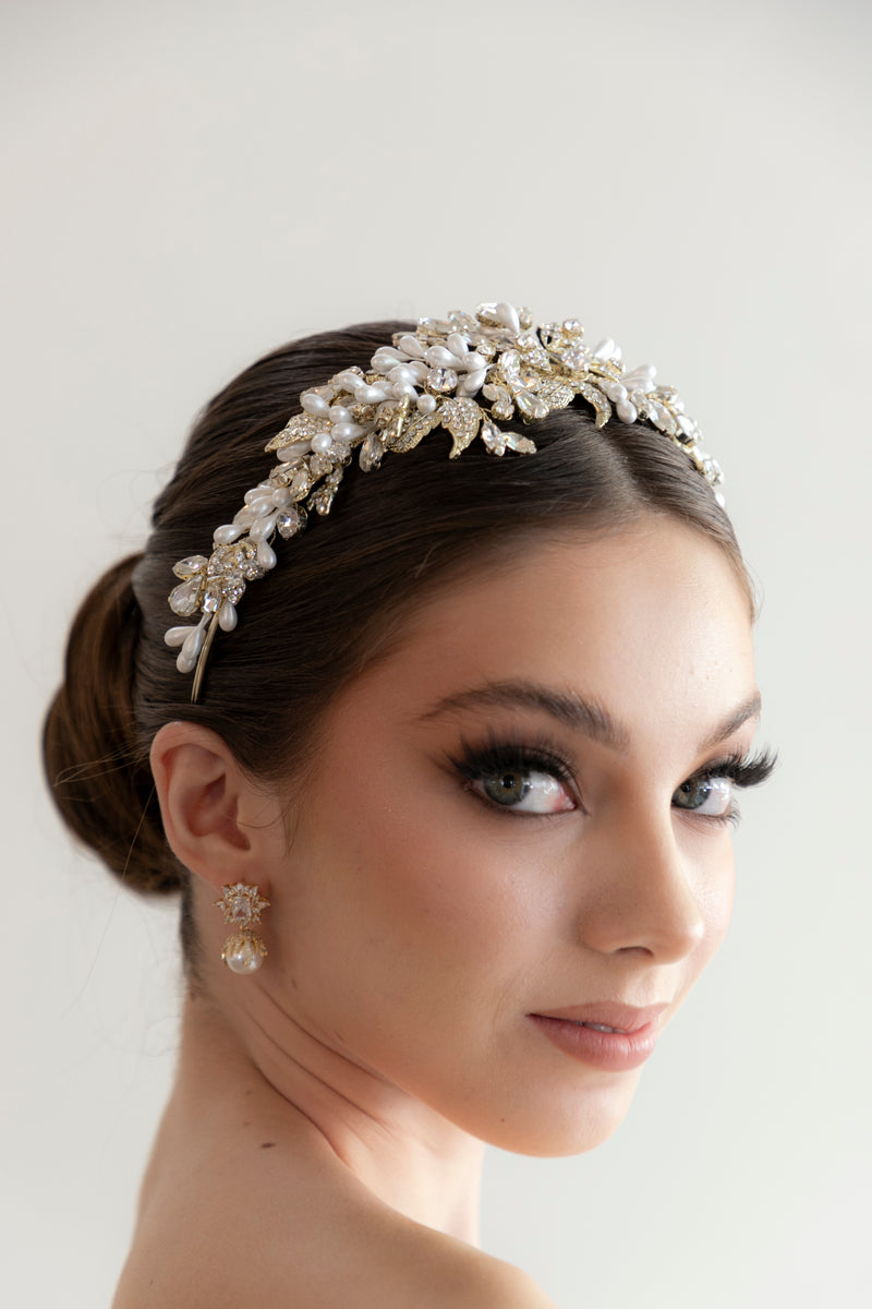 Tiara de Novia con Elegantes Cristales Plata y Azahares Perla – Aguiar