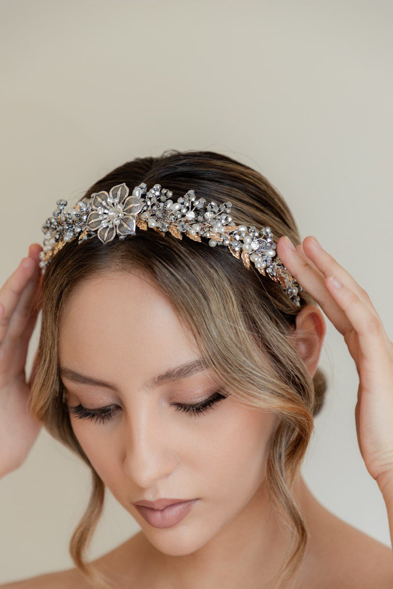 Diadema de Novia con Flores de Metales Chapa Oxford y Oro Viejo – Aguiar